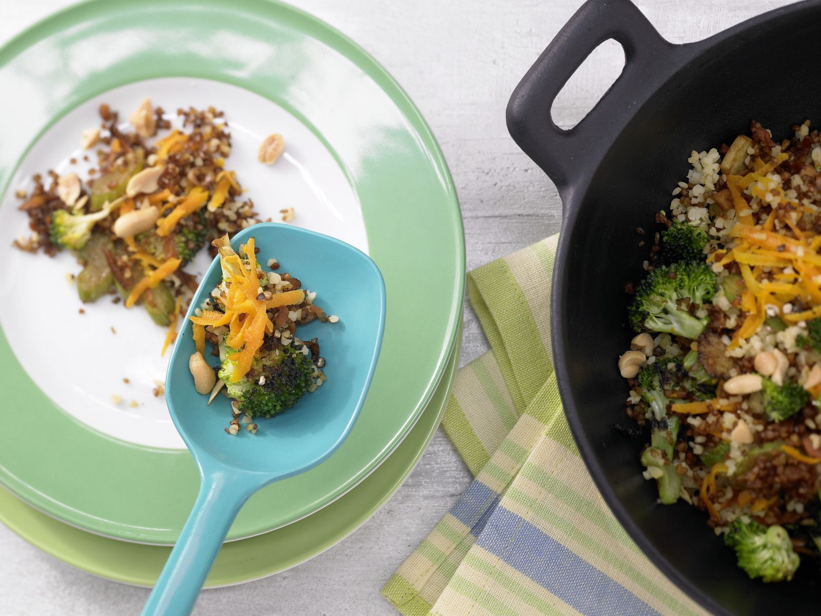 Bulgurpfanne mit Erdnüssen Rezept | EAT SMARTER